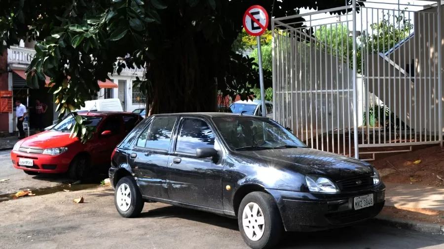 Pode guardar vaga? Veja regras para estacionar na rua sem levar multas ...